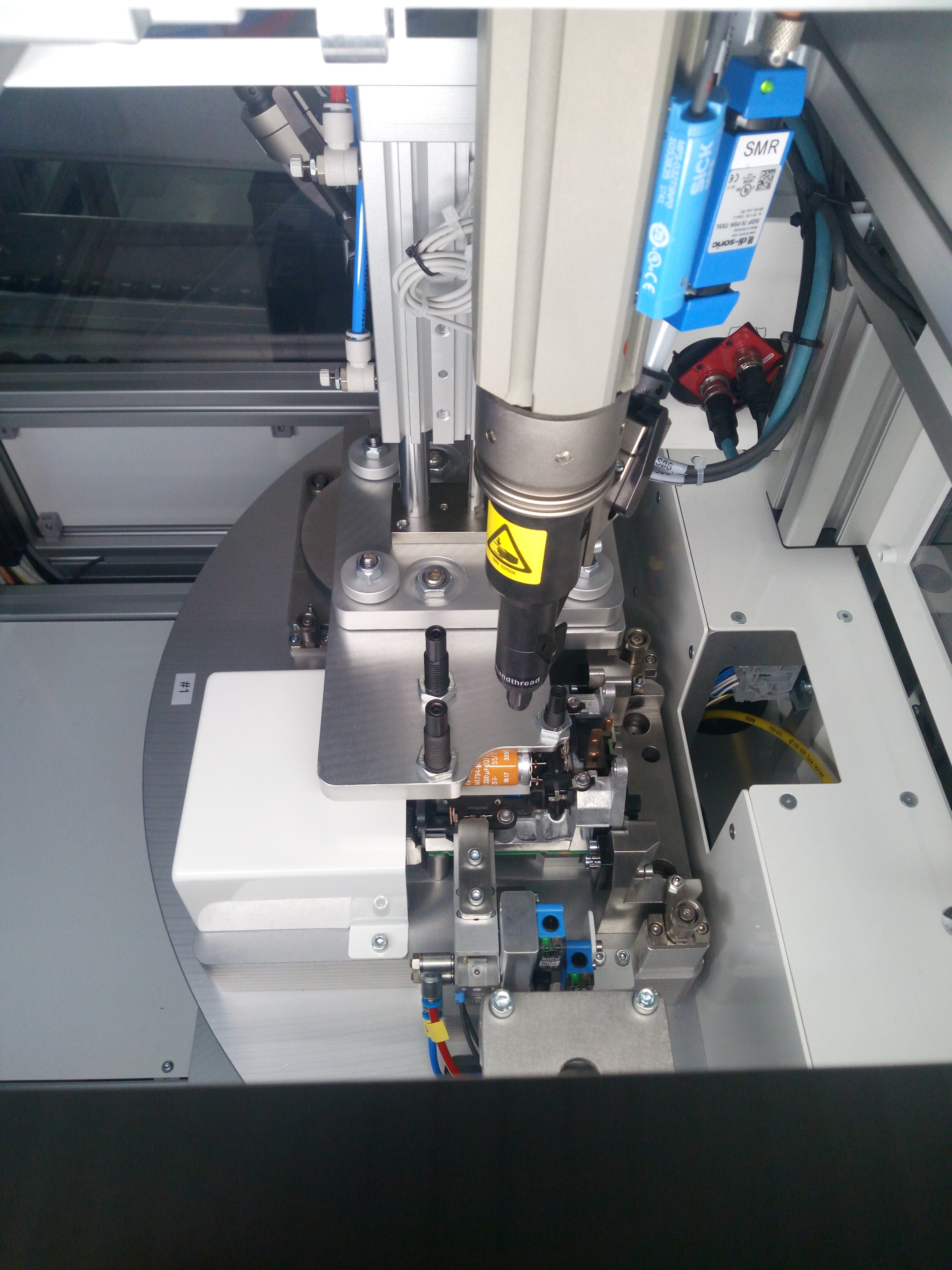 Machine d'assemblage de 4 phases d'un produit - MACHINES SPECIALES